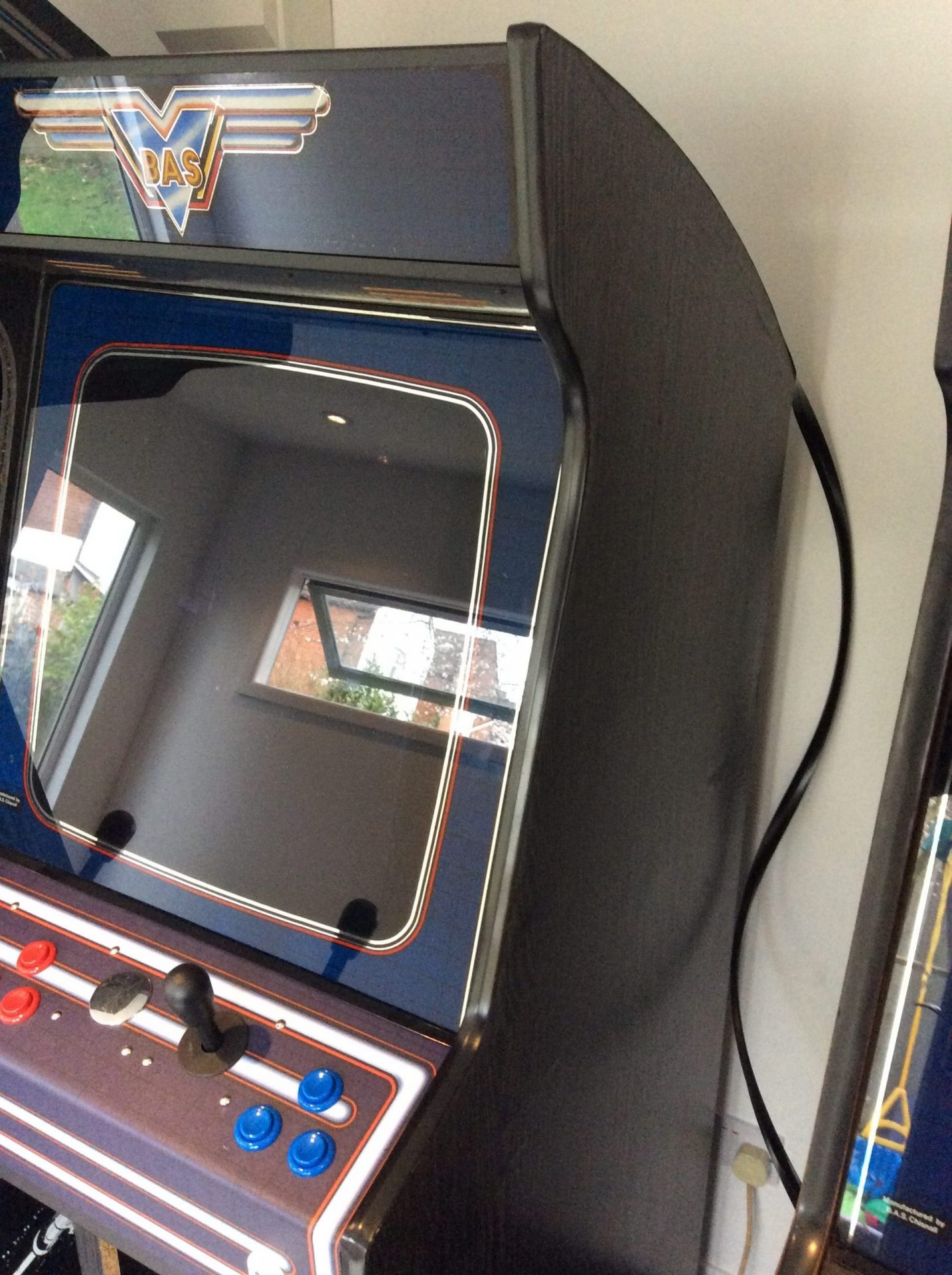 Applying t molding to a BAS arcade cabinet - retrogames!now